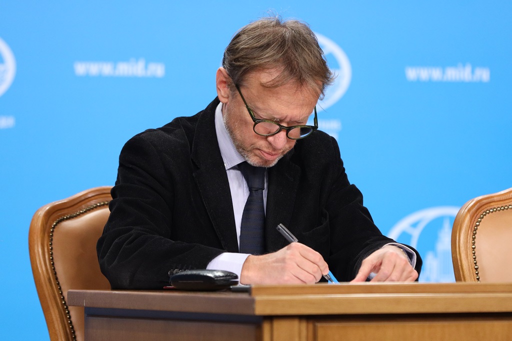 Ambasador BiH u Ruskoj Federaciji Ivan Orlić upisao se u knjigu žalosti